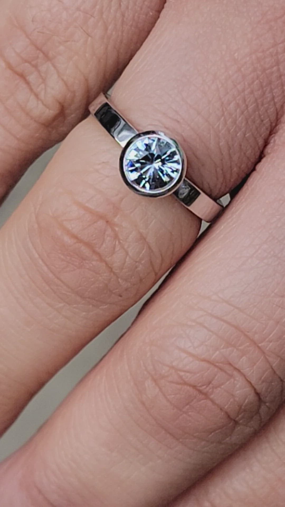Platinum bezel ring store